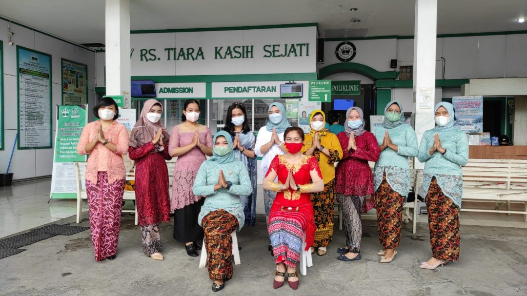 Hari Kartini, Pegawai RSU Tiara Kasih Sejati Kenakan Kebaya Layani ...