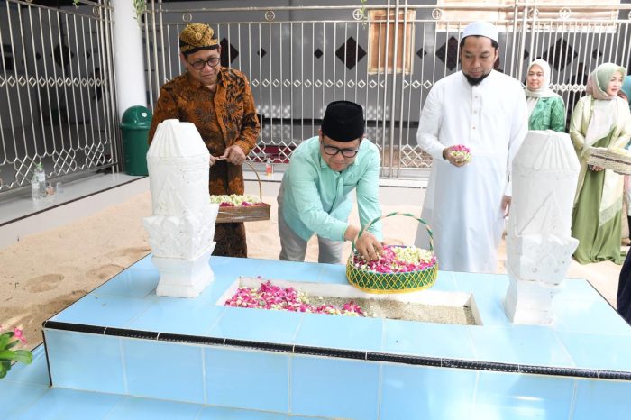 Mendes PDTT Ziarah dan Doa Bersama di Makam Pahlawan Nasional Kyai As ...